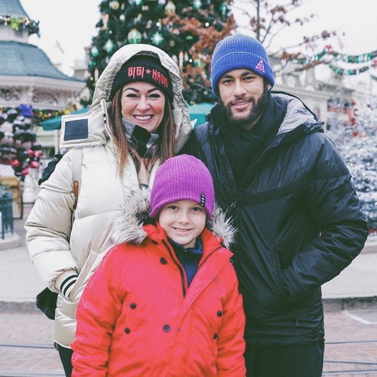 Davi Lucca compartilha clique encapuzado ao lado do pai e da avó