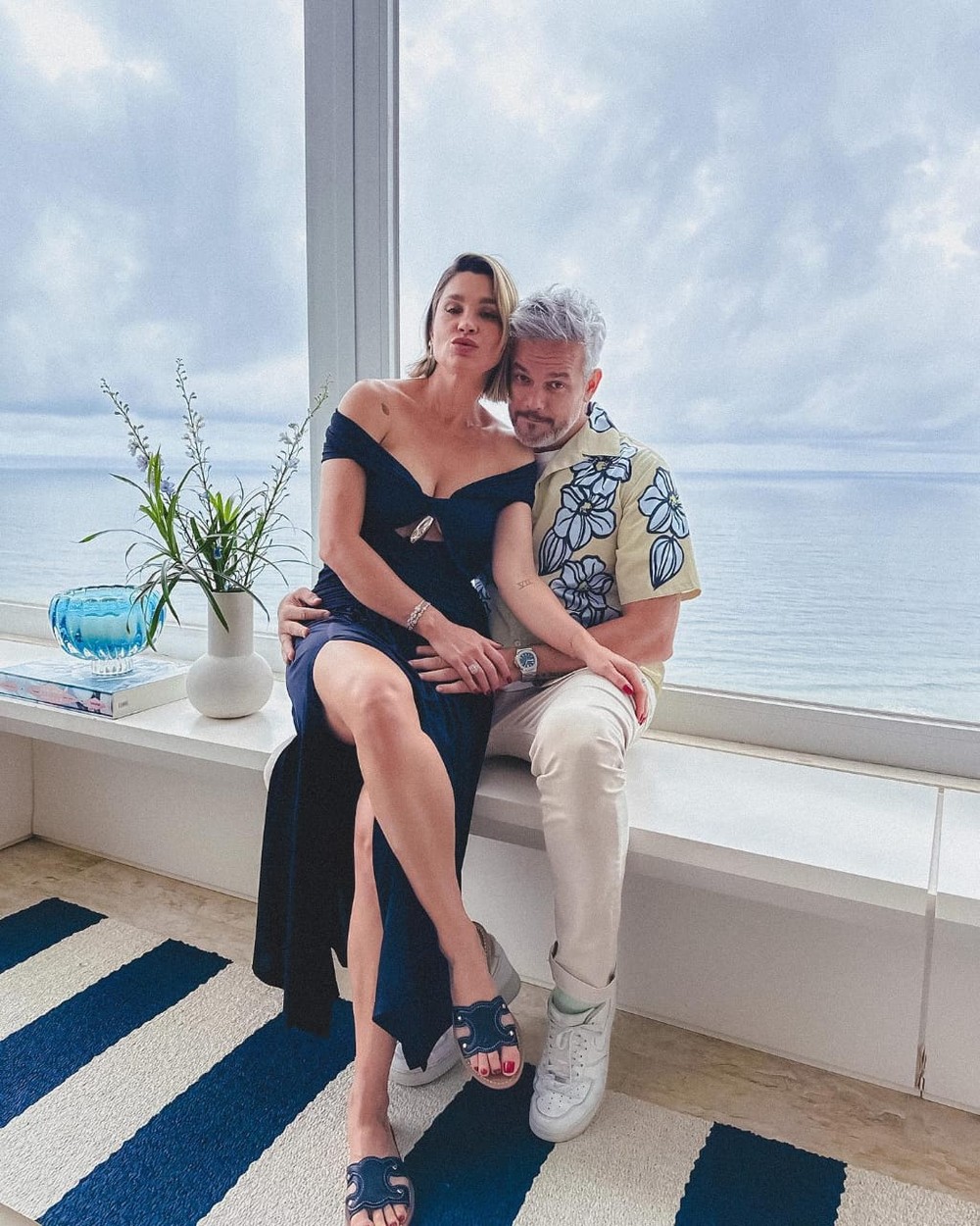 Flávia Alessandra abre álbum do fim de semana