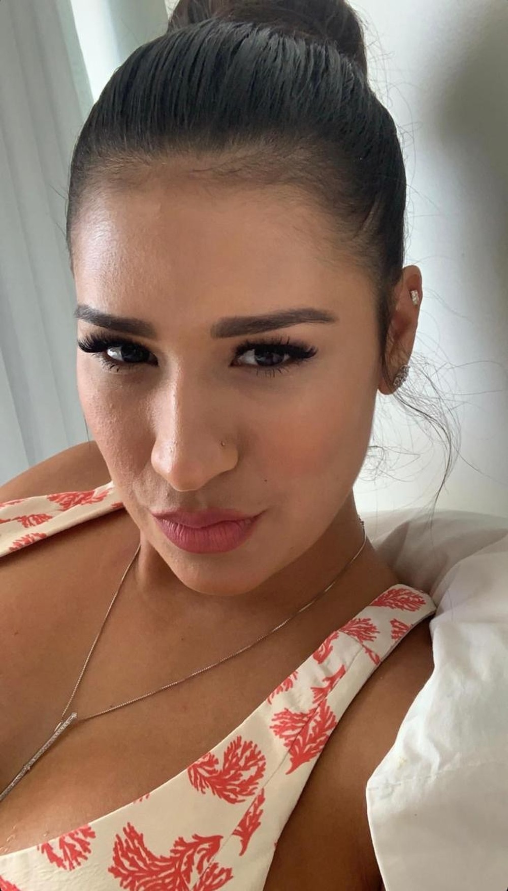 Simone surge toda produzida para passeio de barco e brinca: 'Não gosto ...