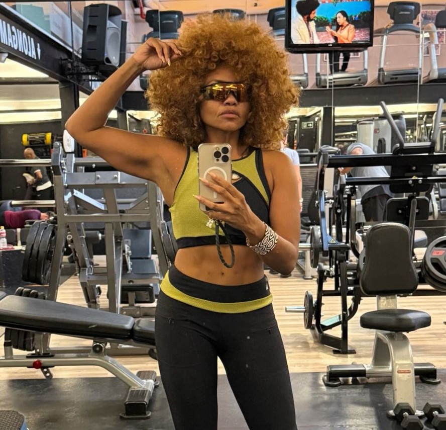 Gaby Amarantos exibe rotina na academia