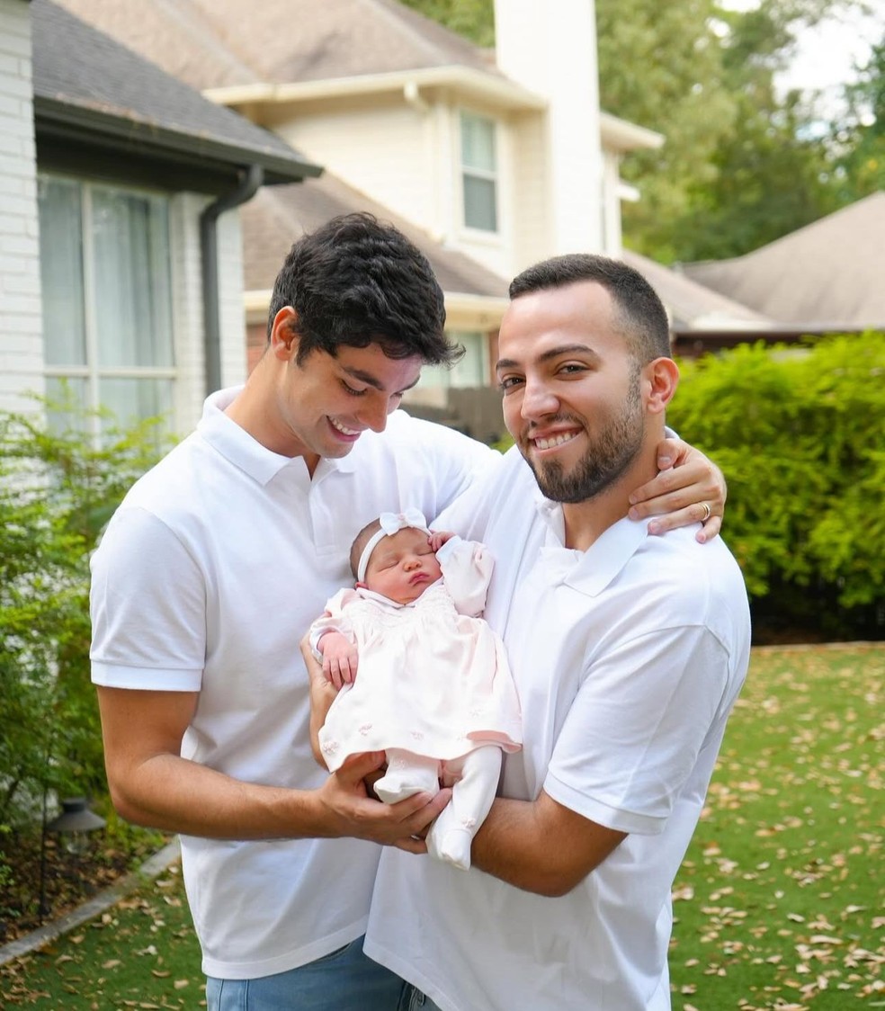 Lucas Rangel e Lucas Bley apresentam a filha, Mia