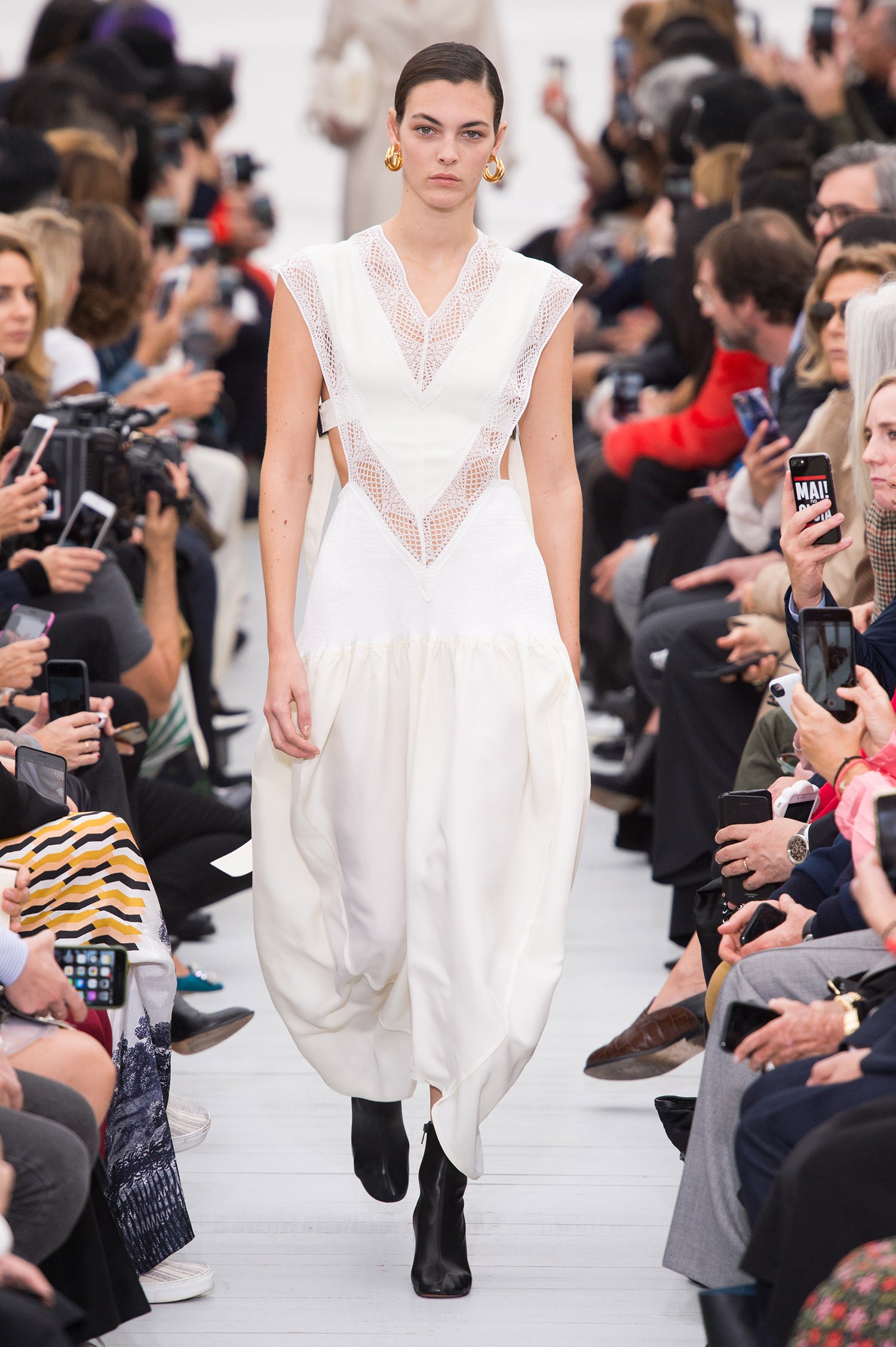 Céline brinca com o oversized de maneira fluida e suave no verão 2018