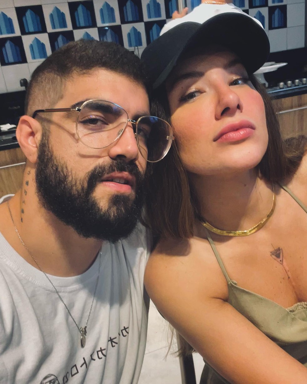 Caio Castro posa em clima de romance com a namorada, Daiane de Paula