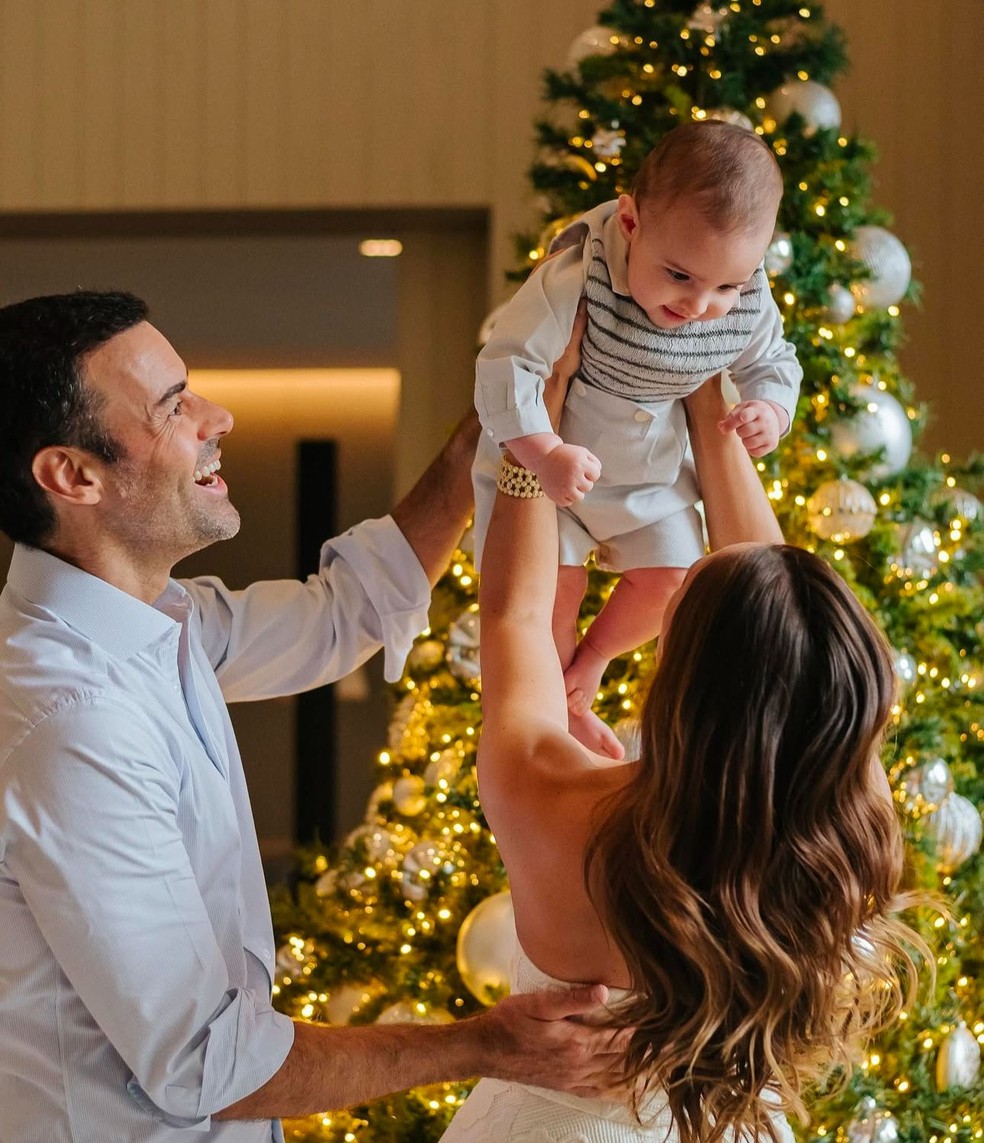 Carol Celico encanta web com cliques natalinos em família