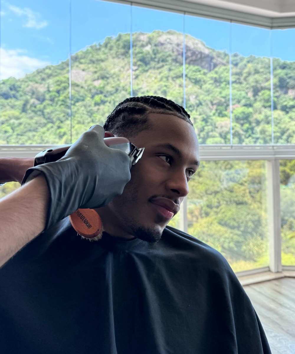 Paulo André exibe novo visual