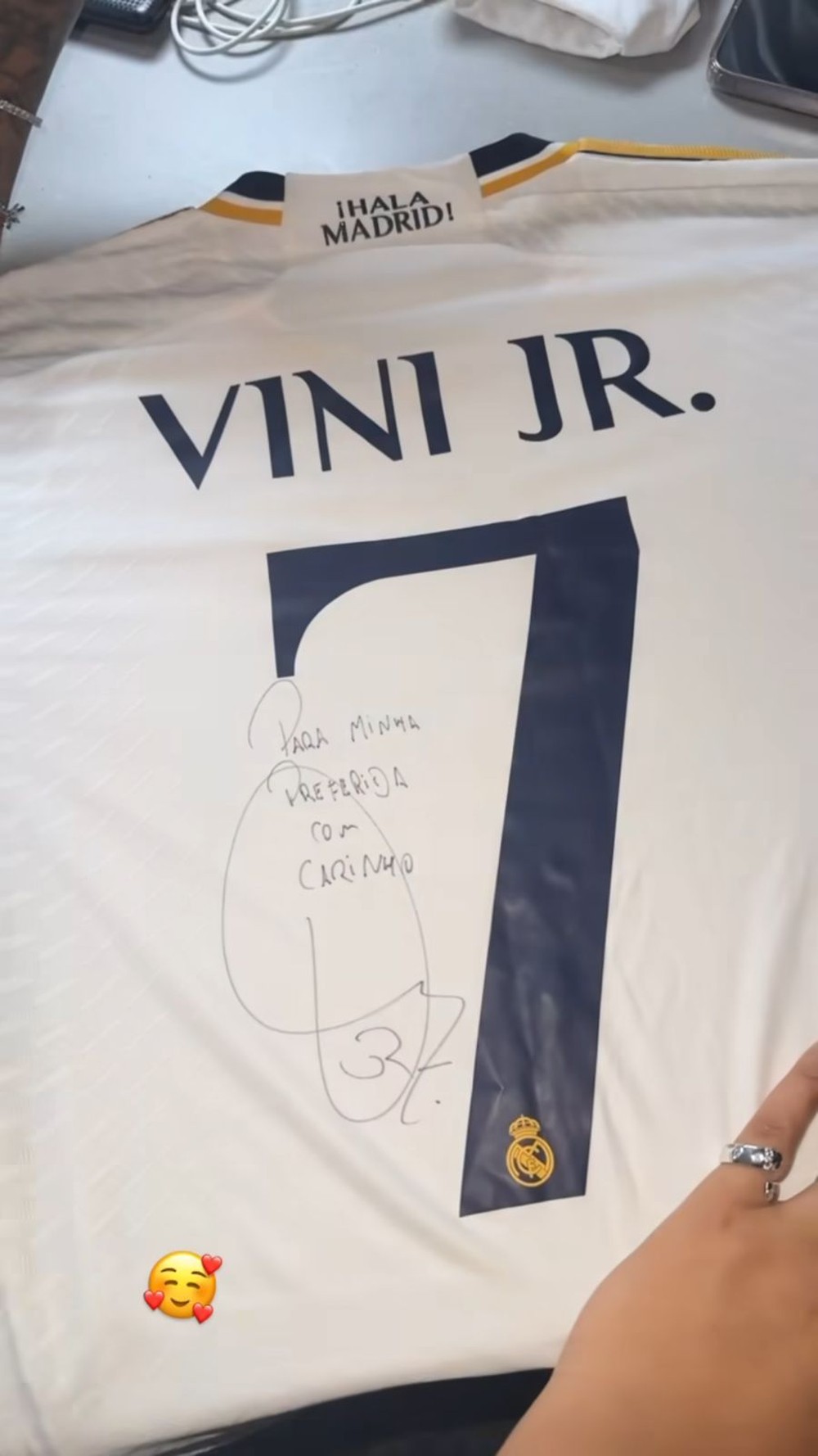 Ludmilla recebe autógrafo de Vini Jr e 'surta': 'a preferida dele'