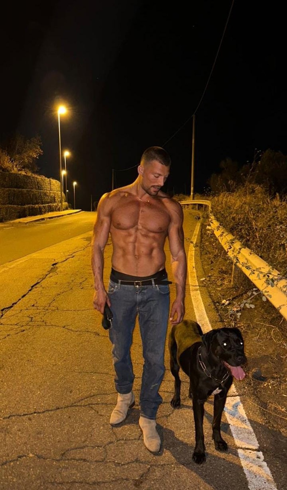 Simone Susinna esbanja beleza em passeio com pet