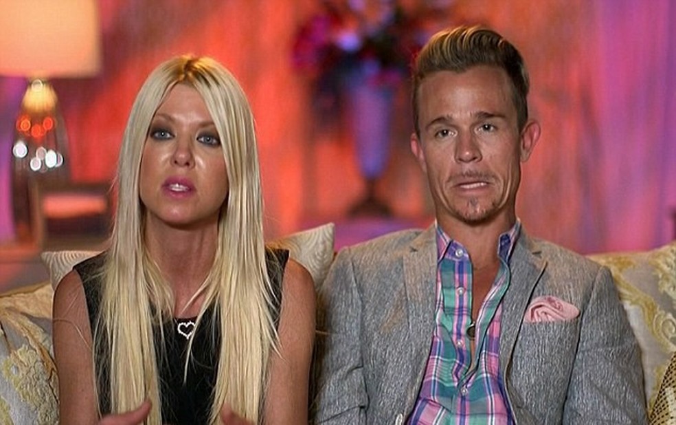 Tara Reid surta durante episódio de reality show para casais