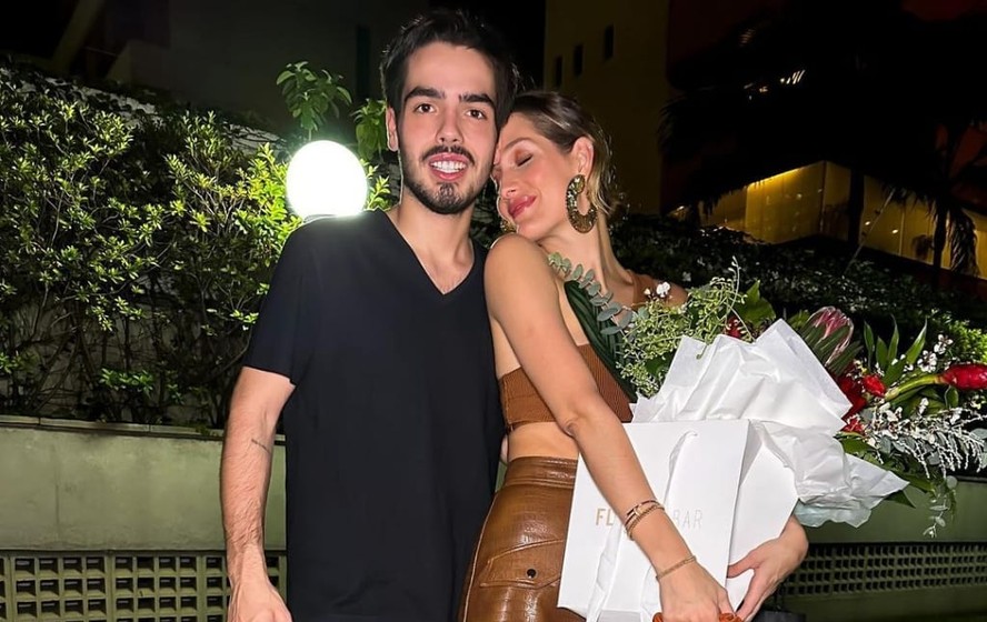 Schynaider Moura ganha presente romântico de João Silva
