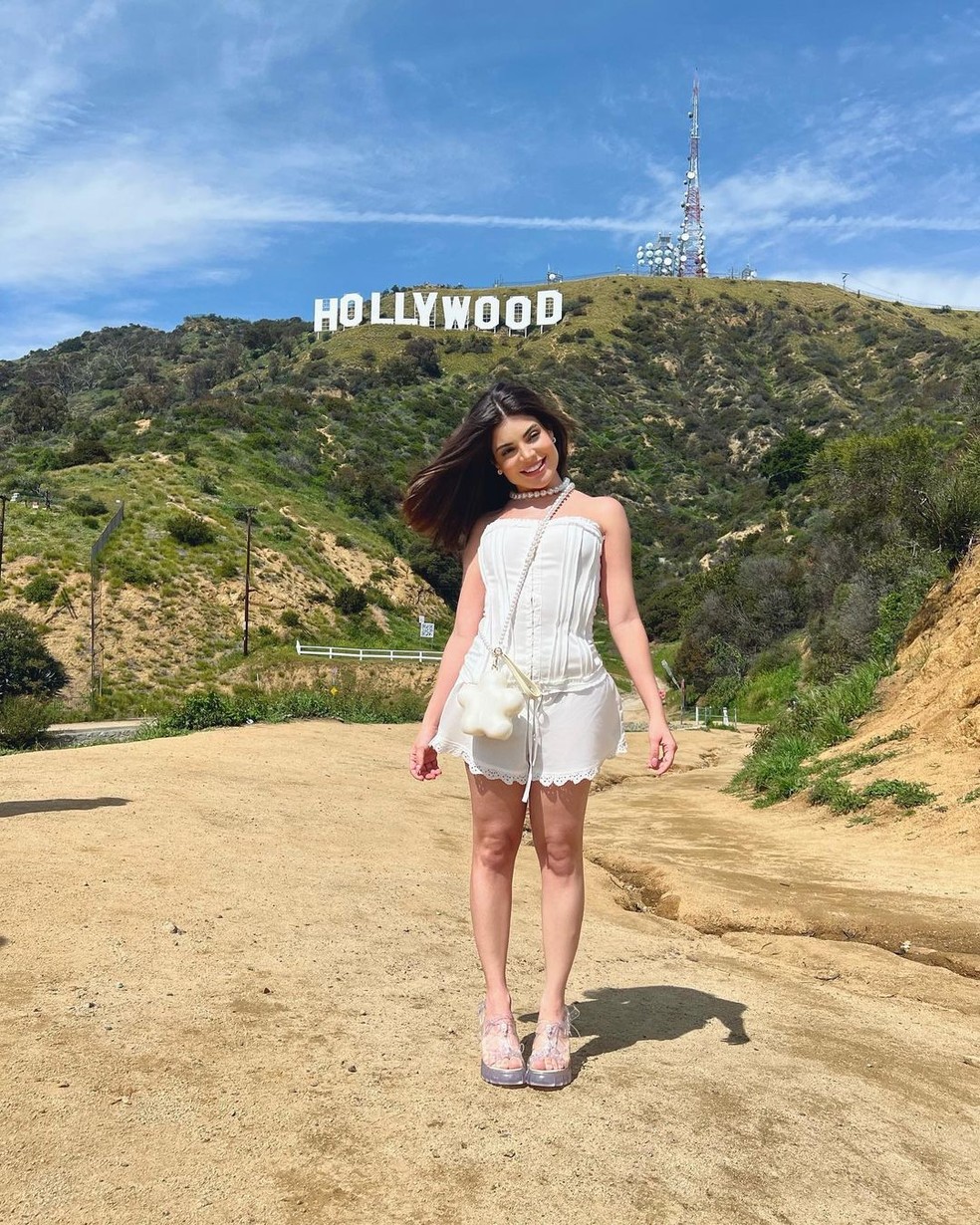 Gkay chega a Hollywood e faz álbum de fotos em frente à placa icônica