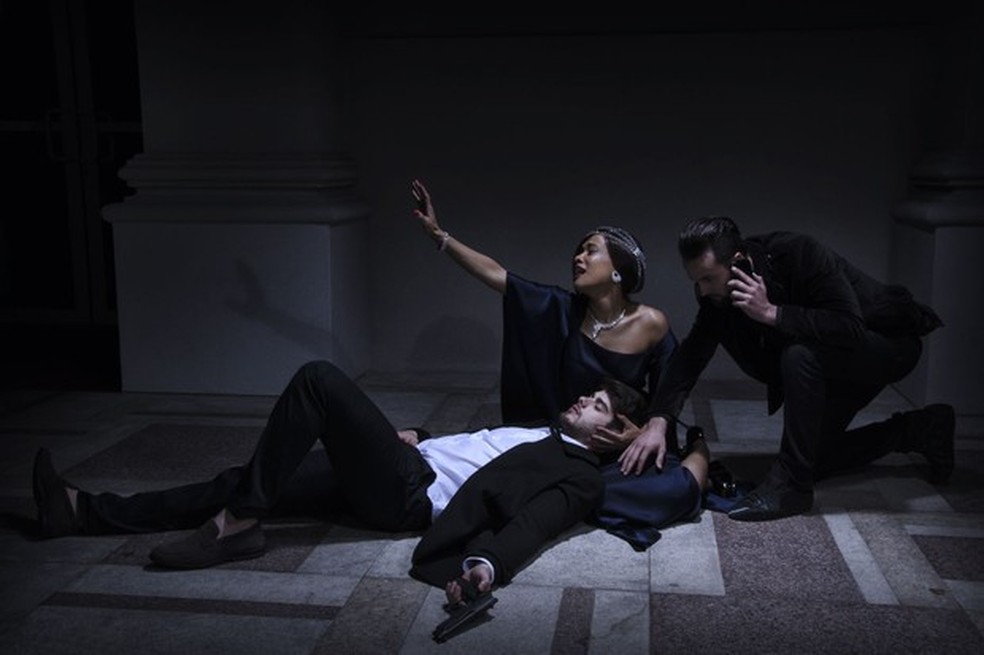 Leilah Moreno se transforma em Whitney Houston com R$ 1 milhão em joias