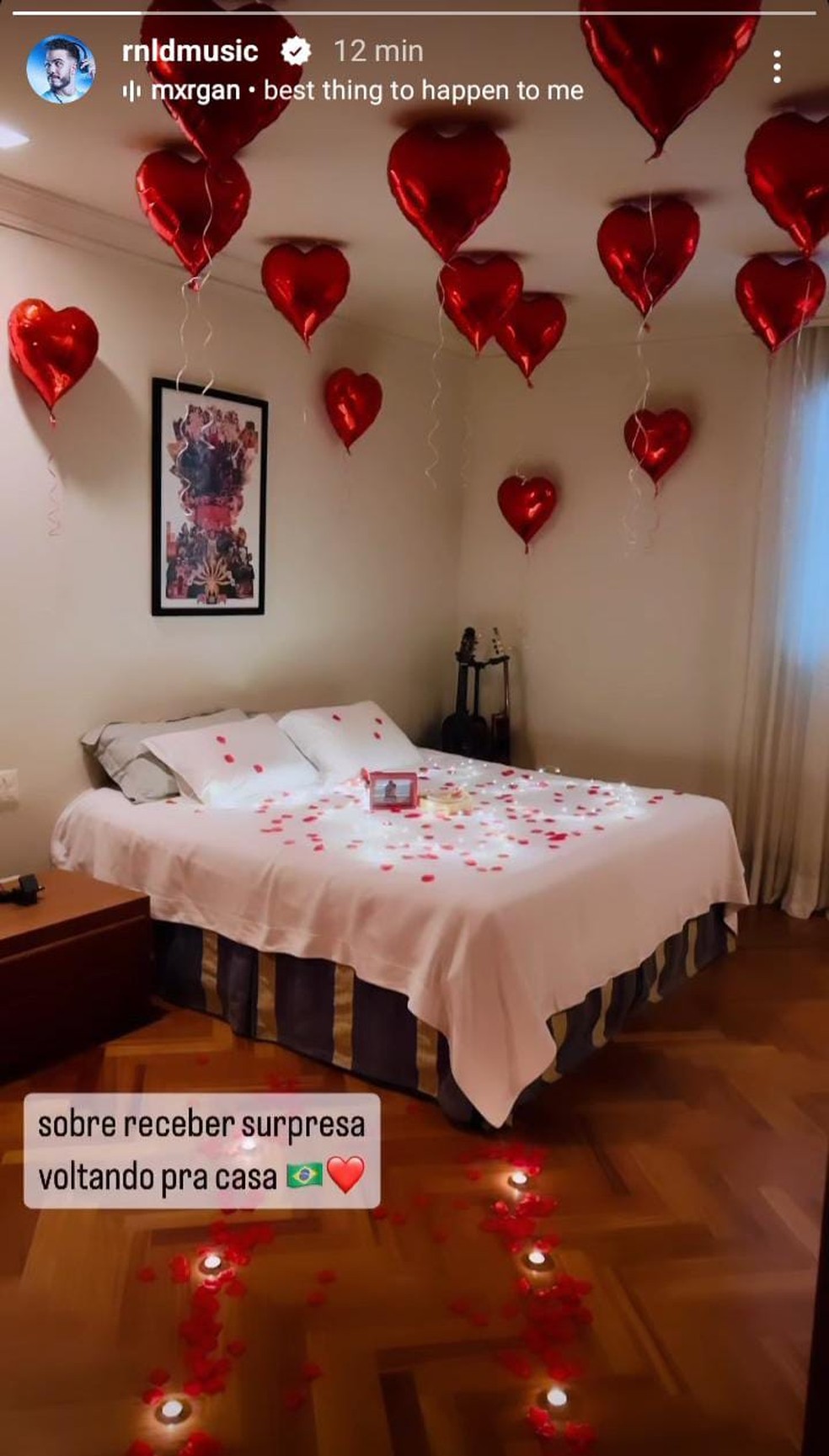 De volta ao Brasil, Ronald é recebido em clima de romance pela namorada