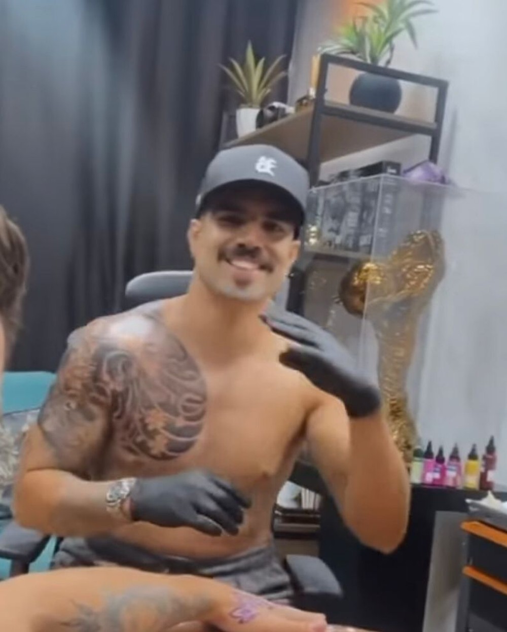 Caio Castro mostra processo de nova tatuagem; veja resultado