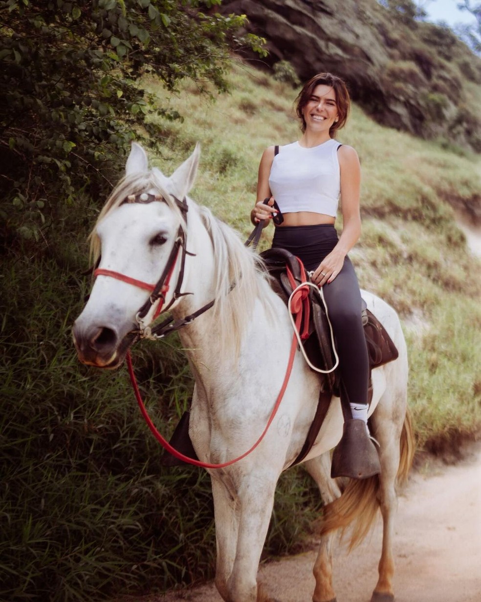 Mari Goldfarb posa sem roupa e brinca: 'Marianinha no domingo é assim'