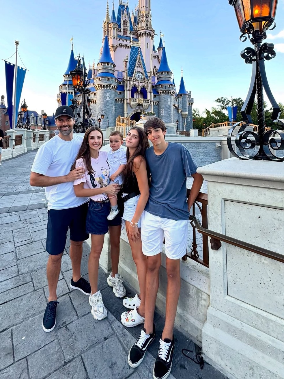 Carol Celico abre álbum de viagem à Disney com os filhos