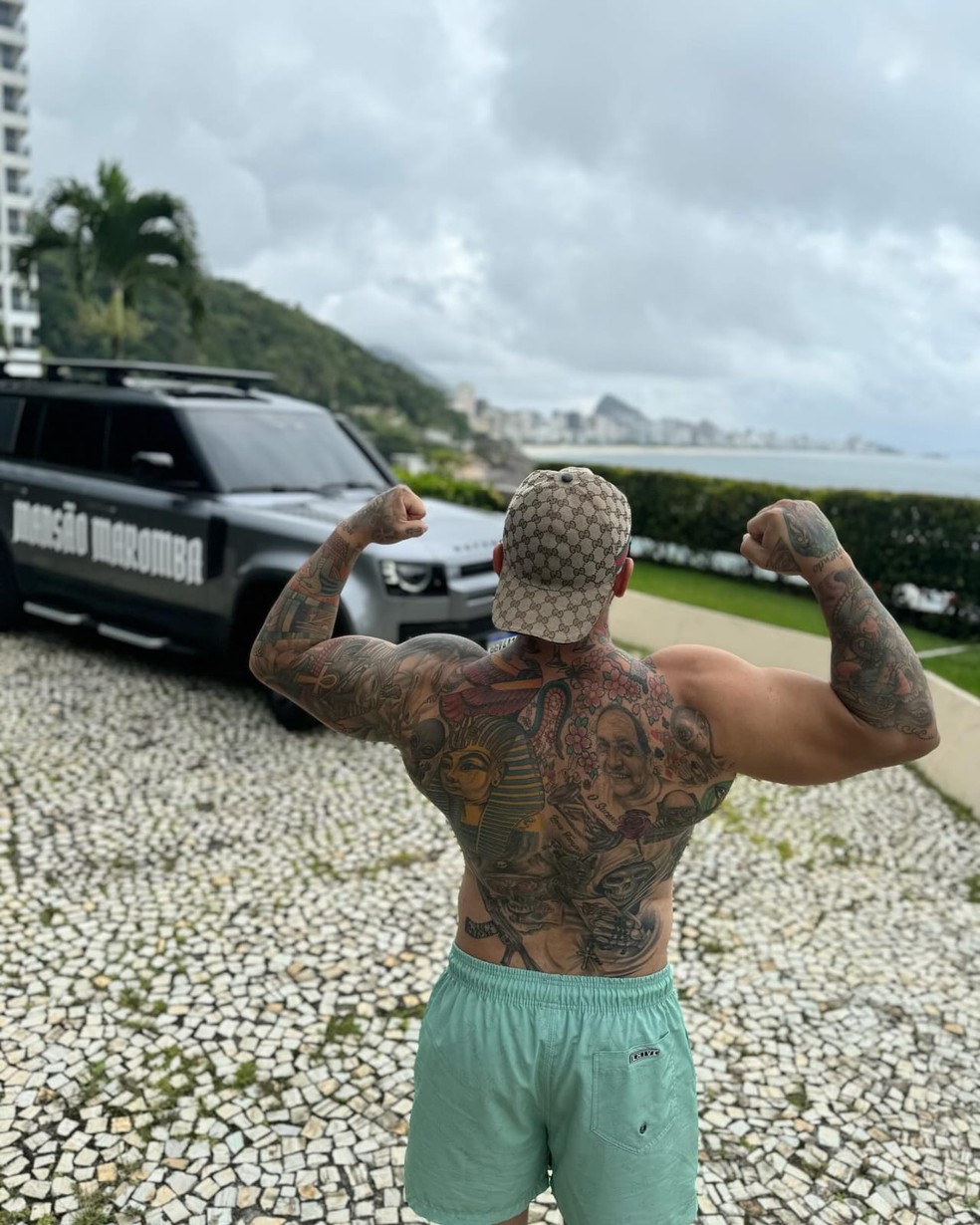 Toguro posa com automóvel de luxo no Rio de Janeiro