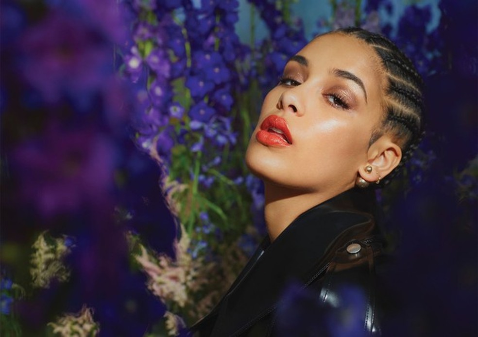 Essa é a rotina de beleza de Jorja Smith