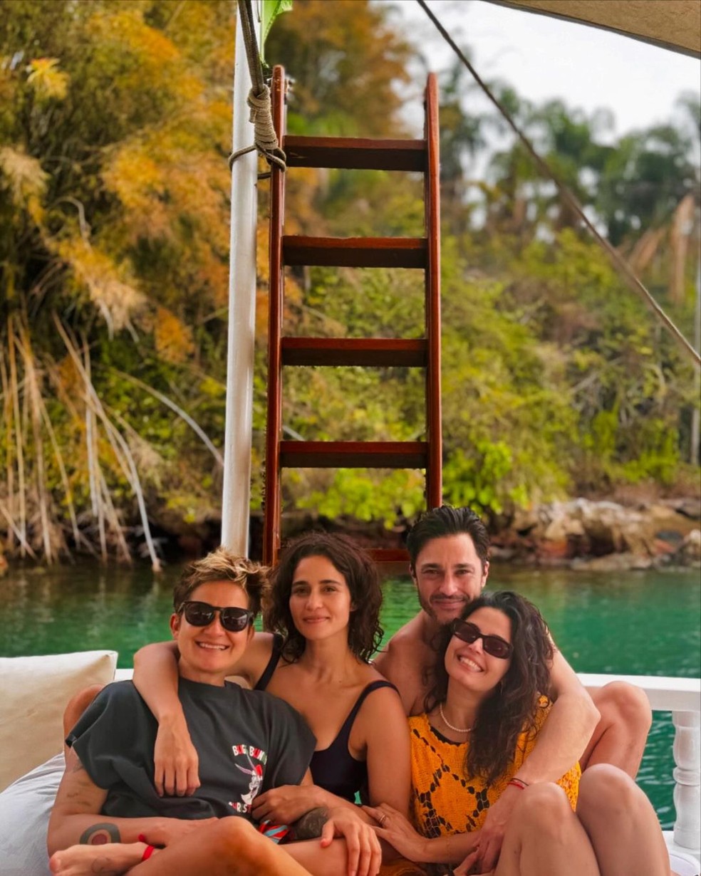 Nanda Costa surge sorridente ao celebrar aniversário com as filhas: 'Viva'