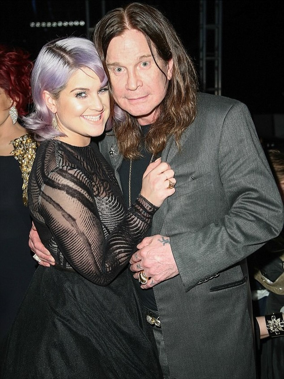 Kelly Osbourne lamenta seu primeiro aniversário após a morte do pai ...