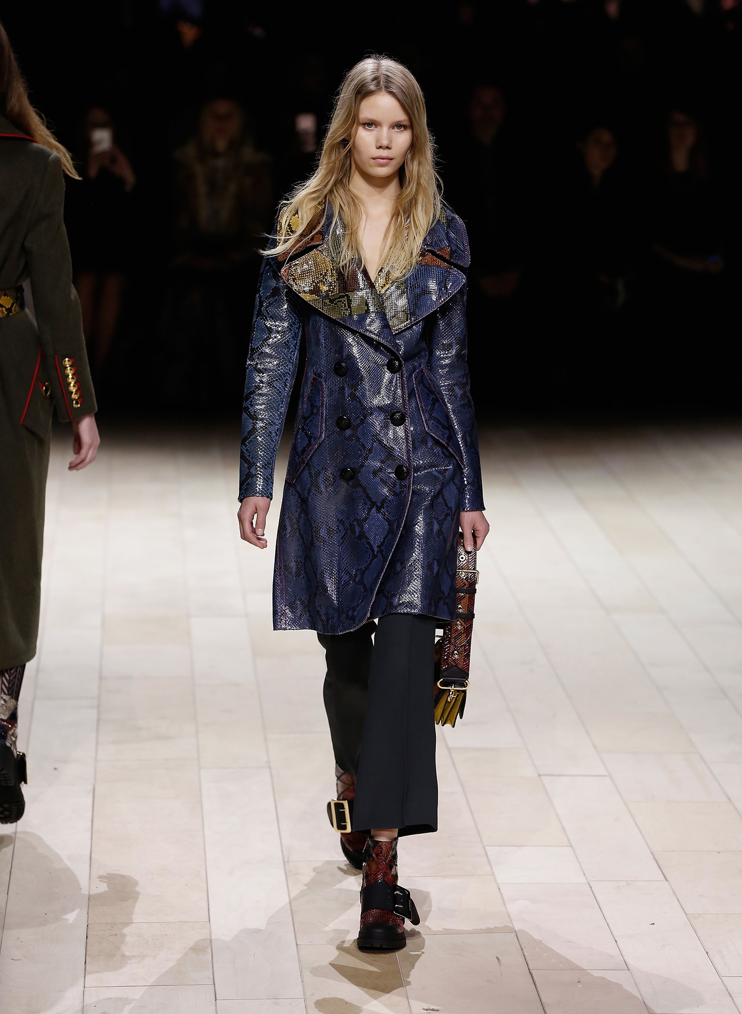 Burberry aposta em inverno 2017 brilhante (e com perfume grunge!)