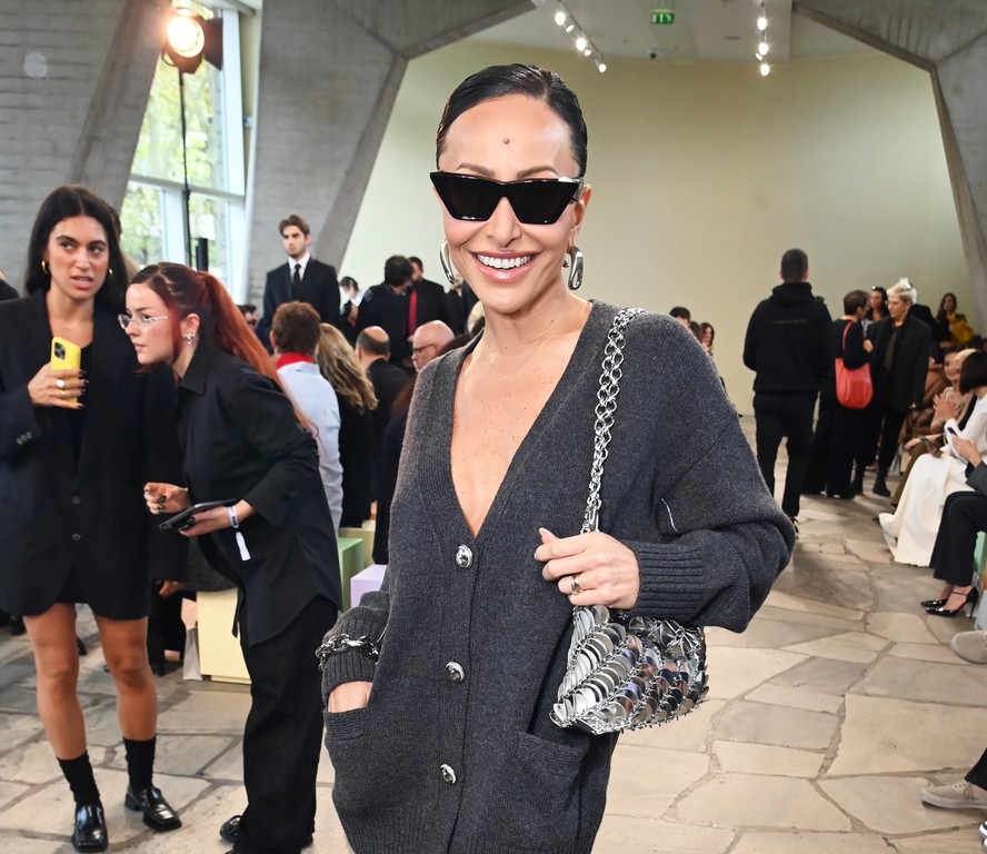 Sabrina Sato brilha na fila A do desfile da Rabanne em Paris