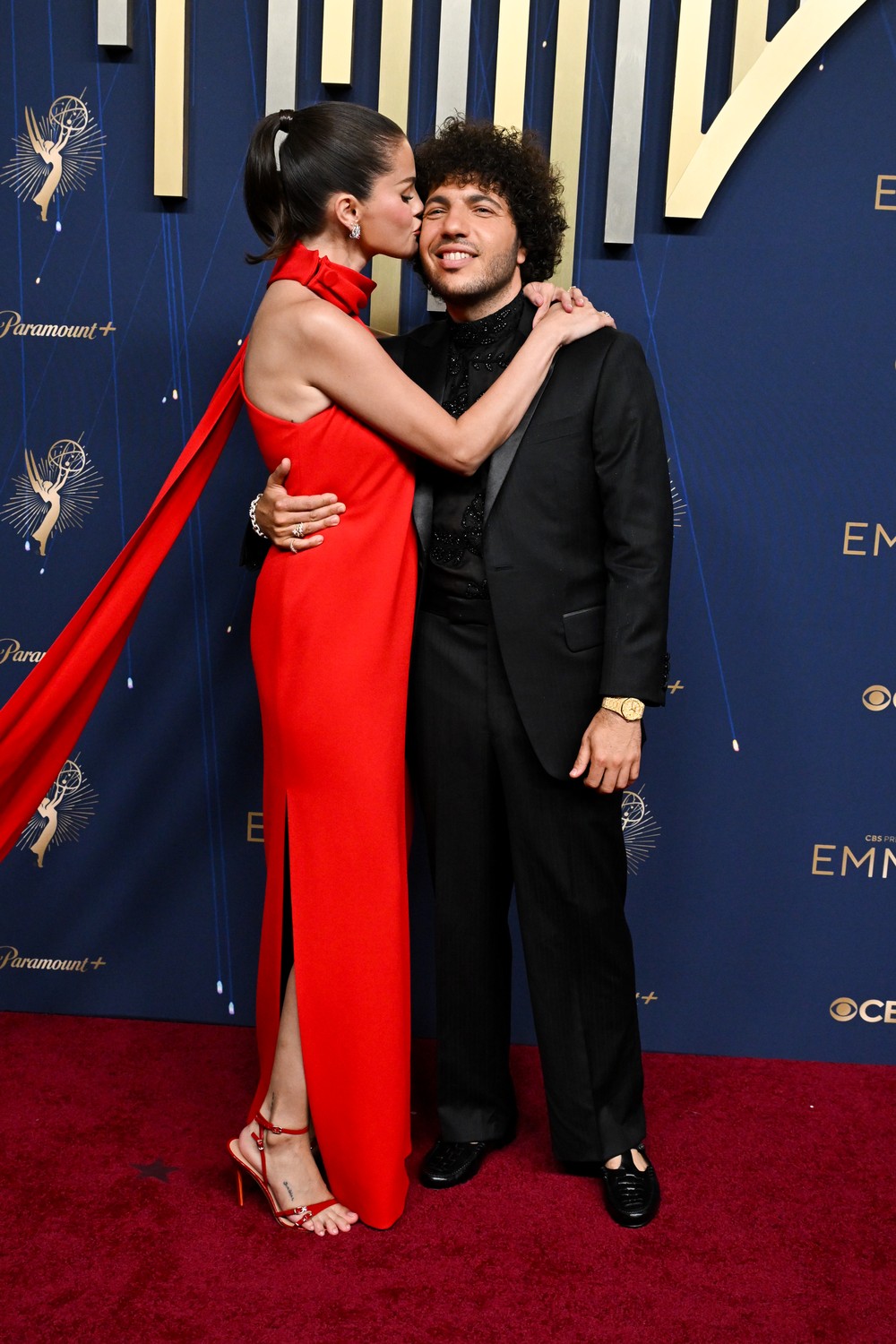 Emmy 2025: Selena Gomez brilha ao lado do noivo, Benny Blanco