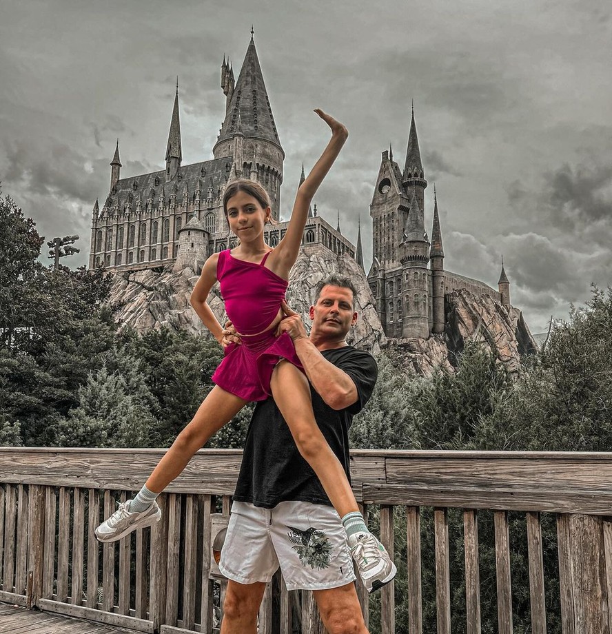 Nos EUA, Henri Castelli posta foto rara com a filha e celebra: 'Minha ...