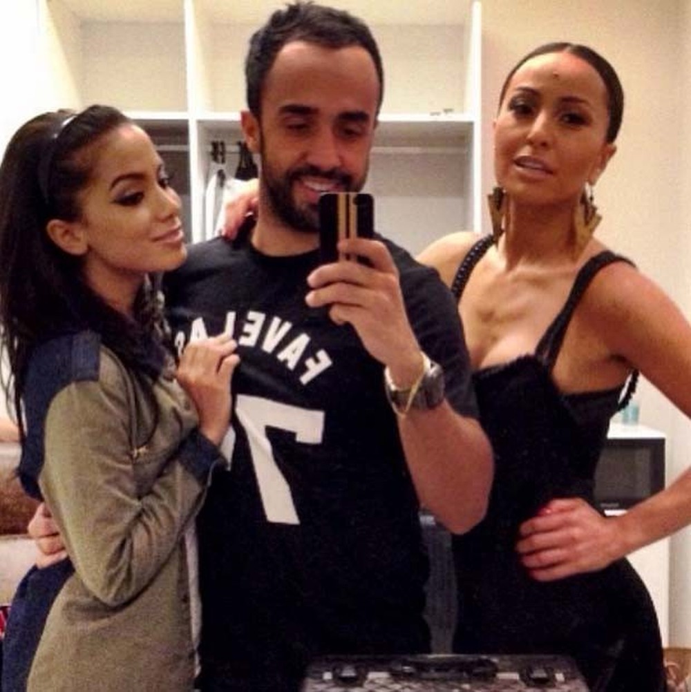 Sabrina Sato posta foto mandando beijinho com Anitta
