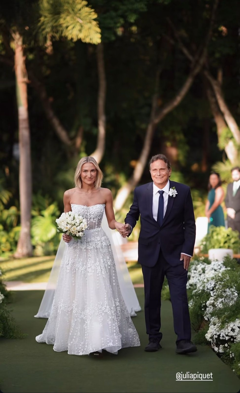 Julia Piquet se casa com o piloto mexicano Daniel Suárez, em Brasília