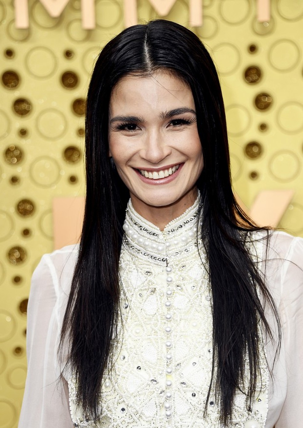 Após desfilar em Milão, Carol Ribeiro mostra sua beleza no Emmy Awards 2019