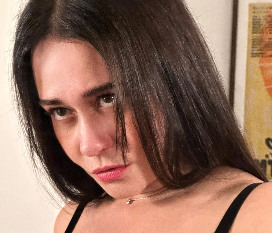 Alessandra Negrini rouba a cena com olhar fatal