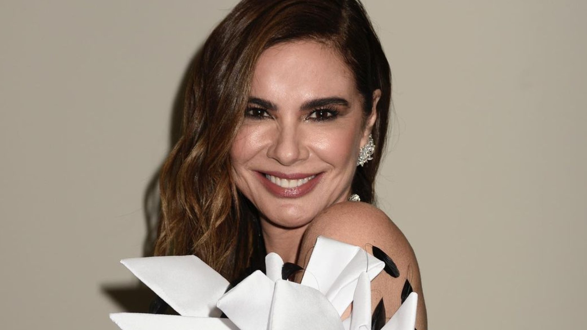 Luciana Gimenez exibe look eleito para iniciar o fim de semana