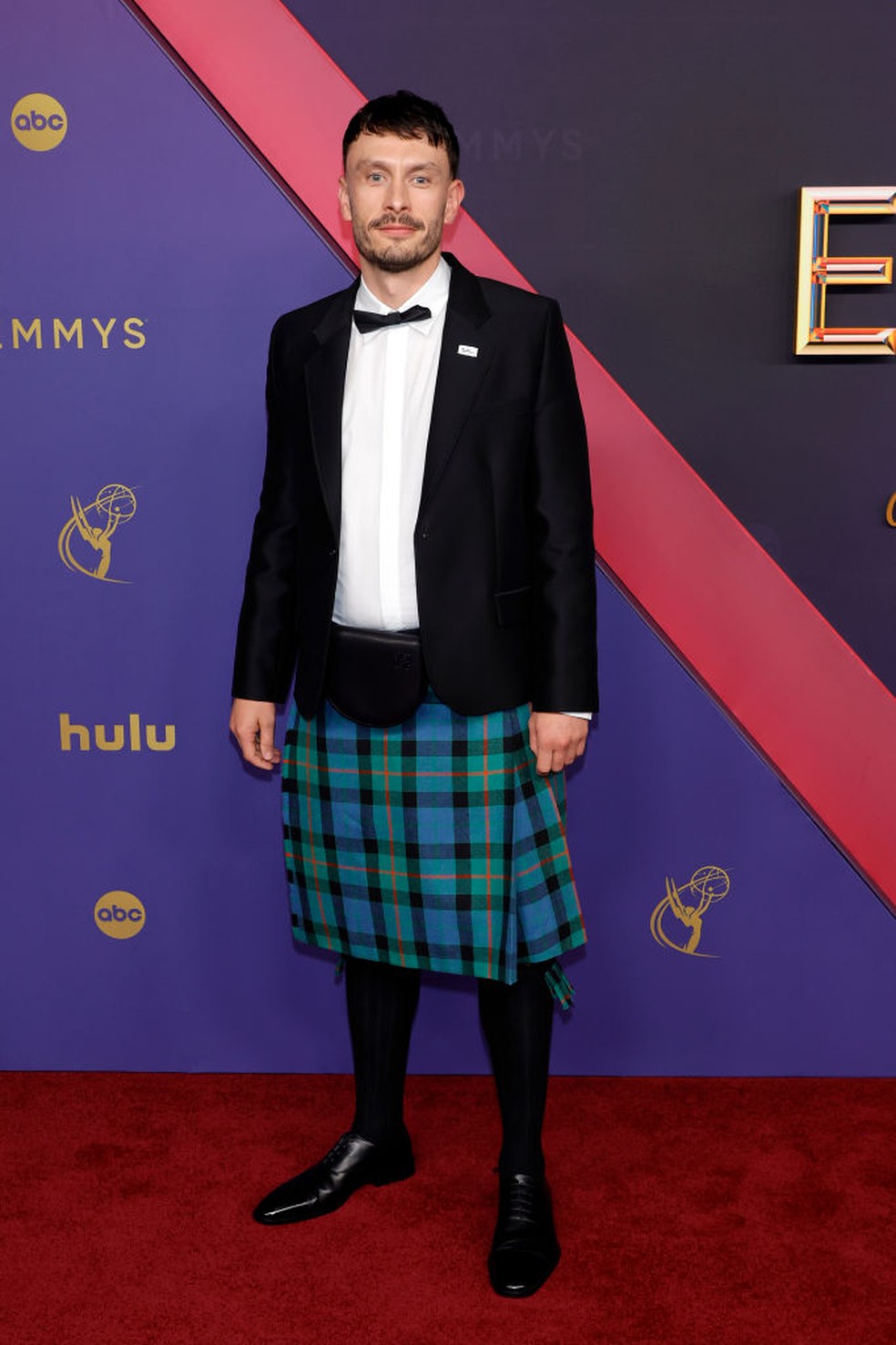 Richard Gadd, ator de 'Bebê Rena', surge no Emmy 2024 de terno e saia kilt