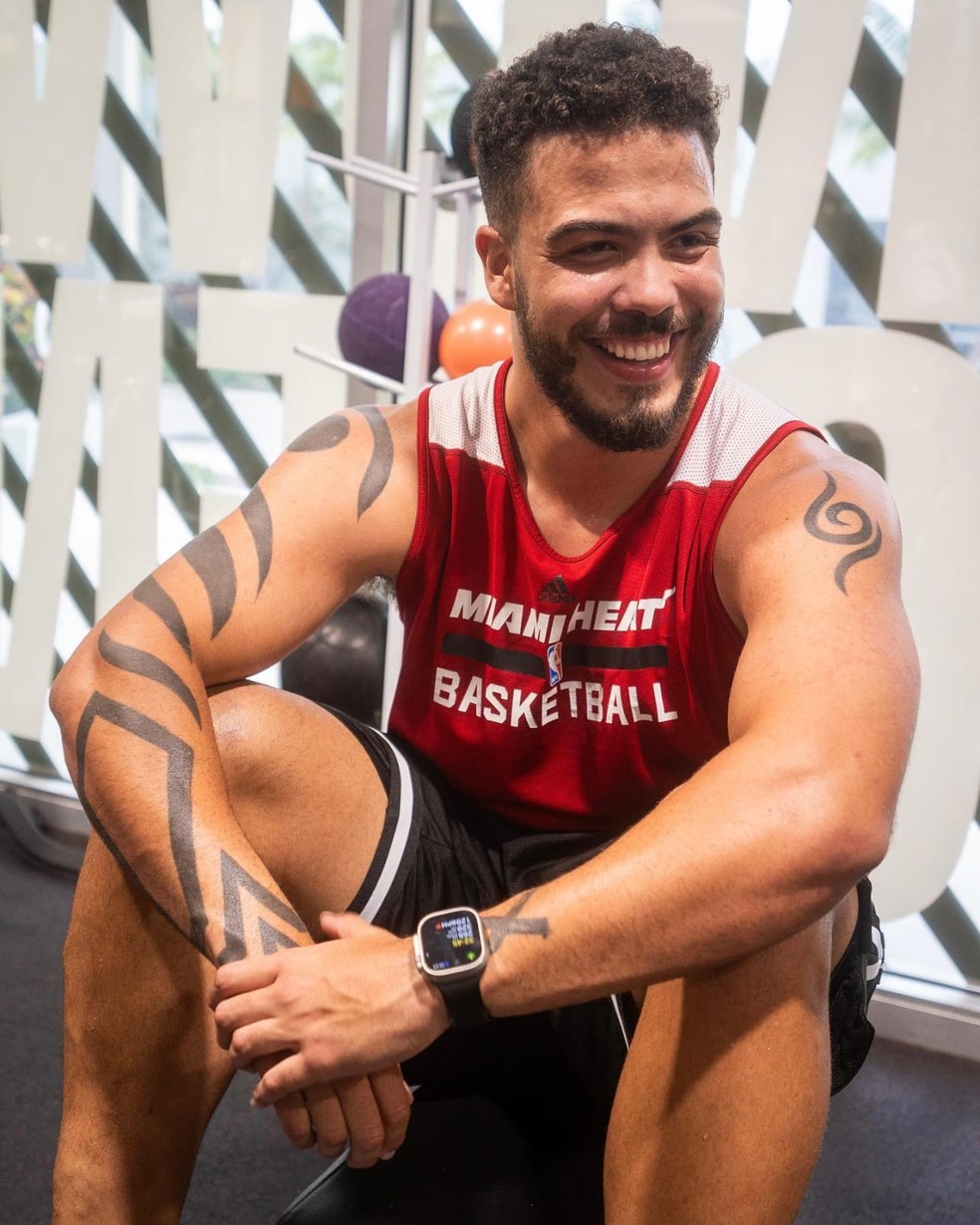 Ronald exibe treino intenso na academia