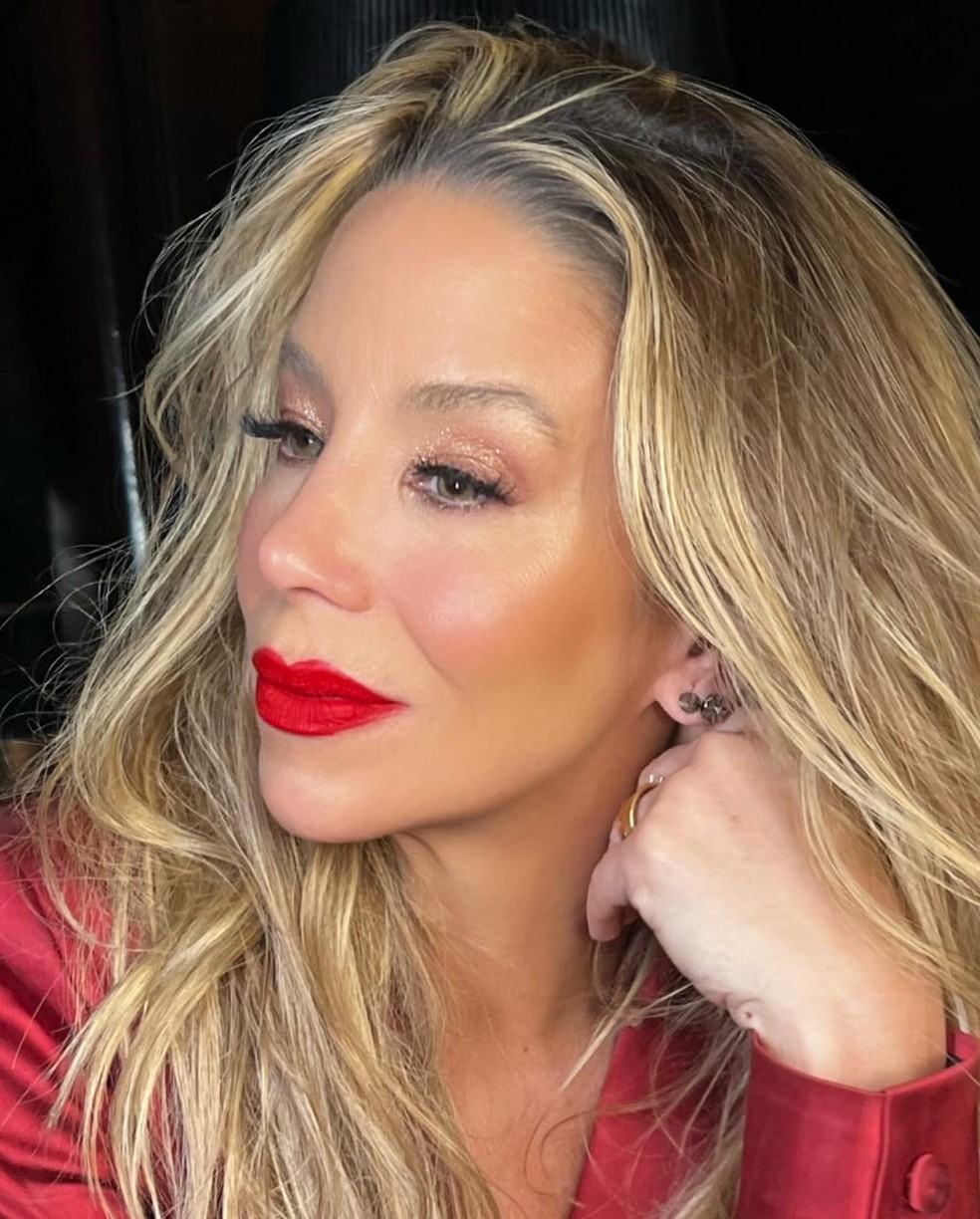 Danielle Winits elege look all red para iniciar o fim de semana