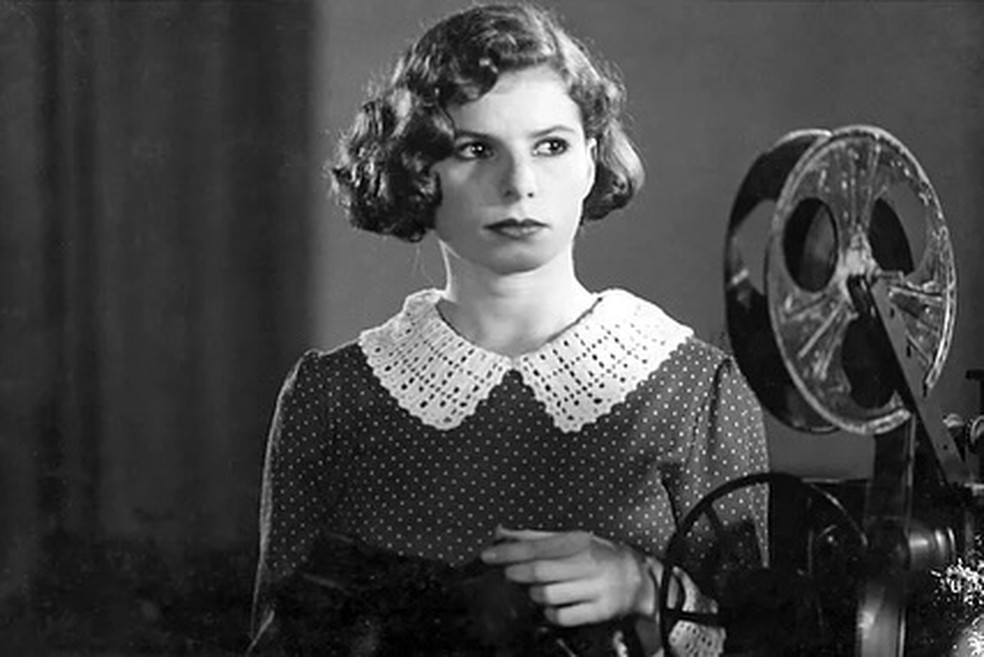 Debora Bloch celebra Dia do Cinema com fotos de antigos trabalhos