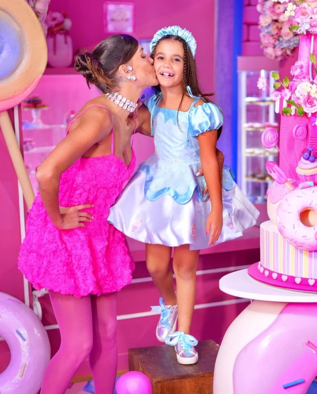 Deborah Secco se derrete pela filha, Maria Flor