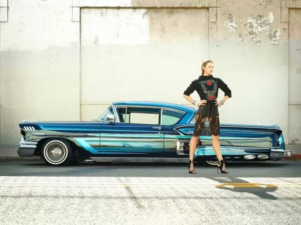 Candice Swanepoel aparece com piercing no nariz em novo editorial