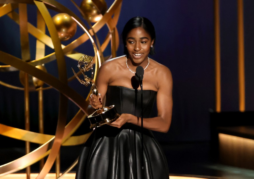 Ayo Edebiri agradece aos pais em discurso no Emmy: 'Por fazerem me ...