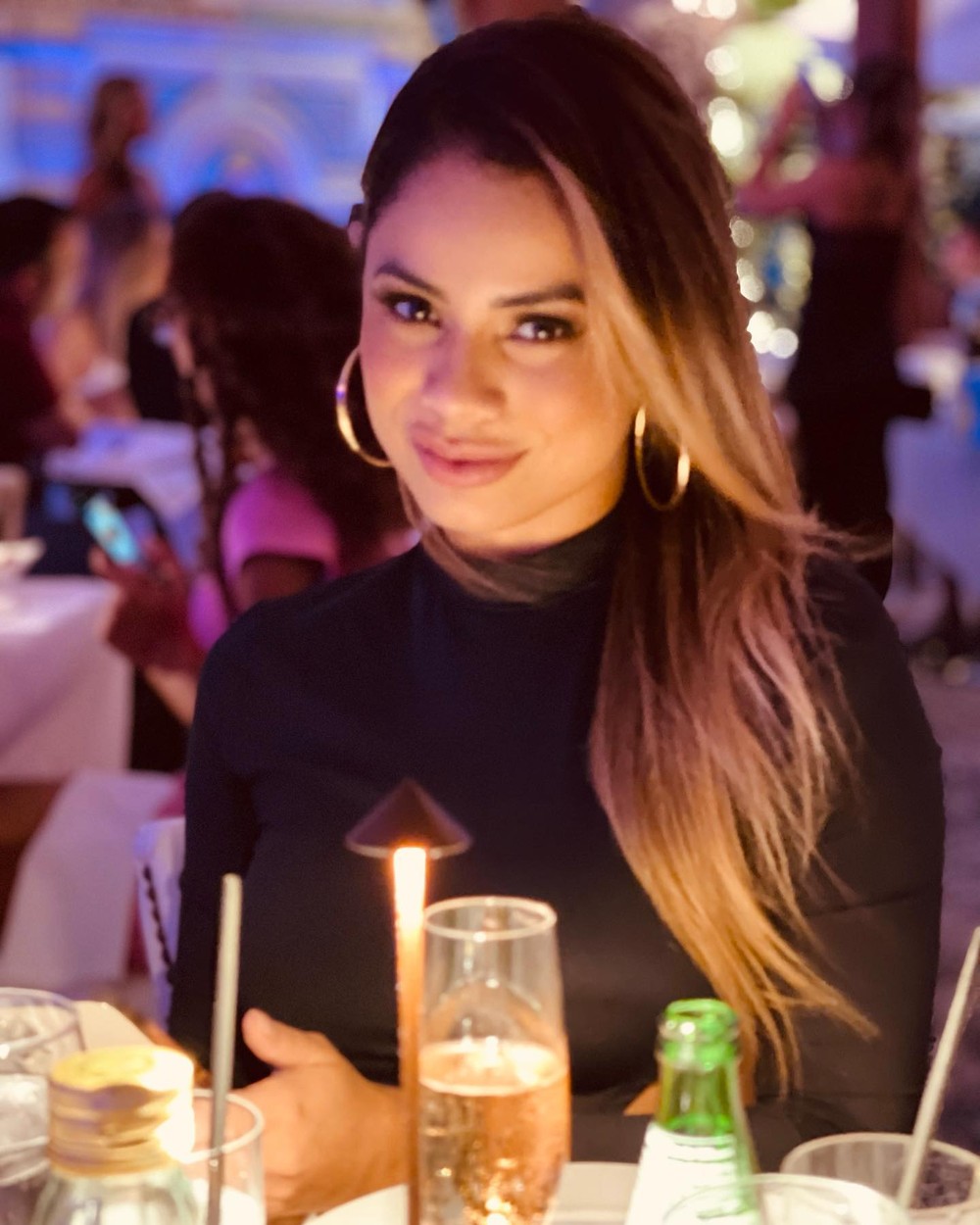 Lexa exibe registros de jantar luxuoso nos EUA