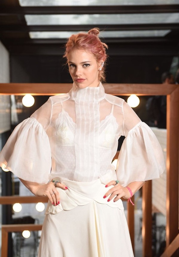 Laura Neiva exibe novo visual em evento da Vogue Noiva