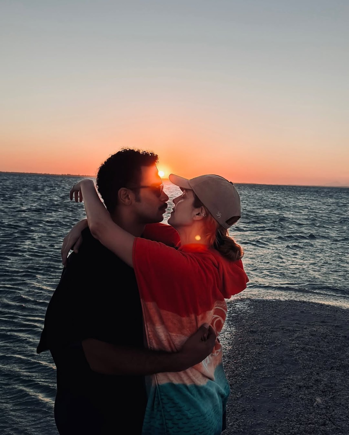 Sophia Abrahão e Sérgio Malheiros posam agarradinhos em clique ...