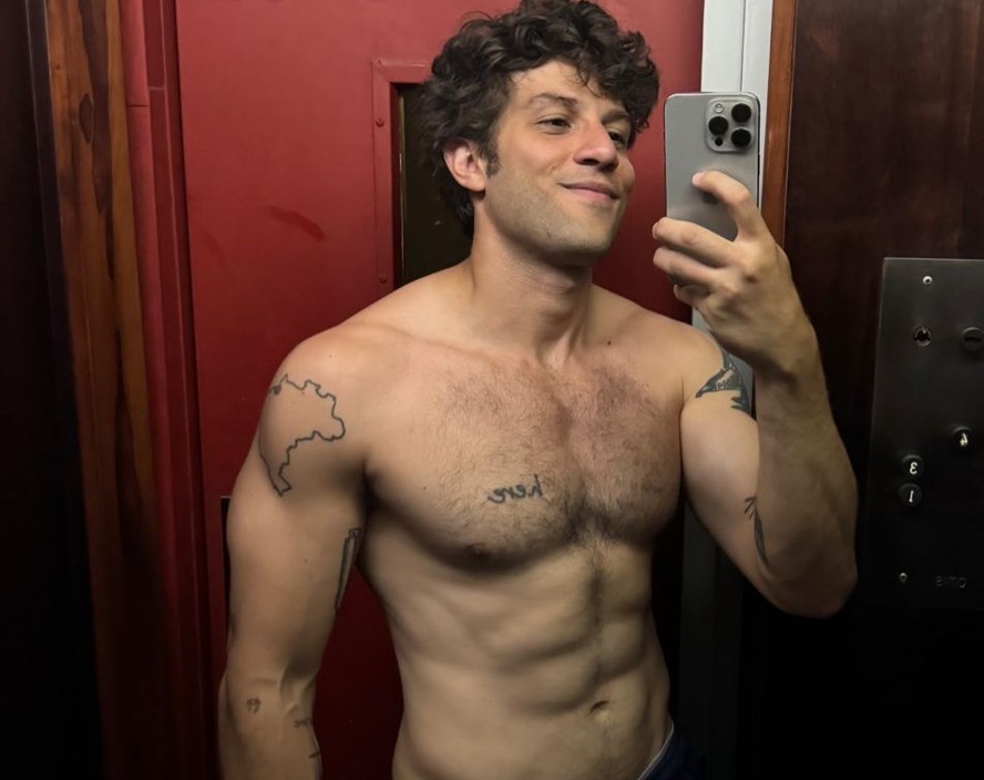Chay Suede exibe resultado de treinos intensos