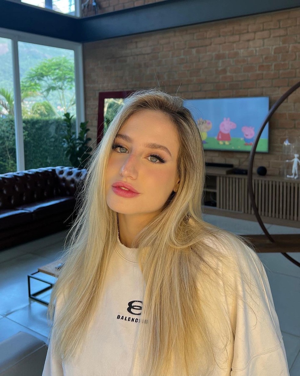 Bruna Griphao para a web ao posar com moletom grifado