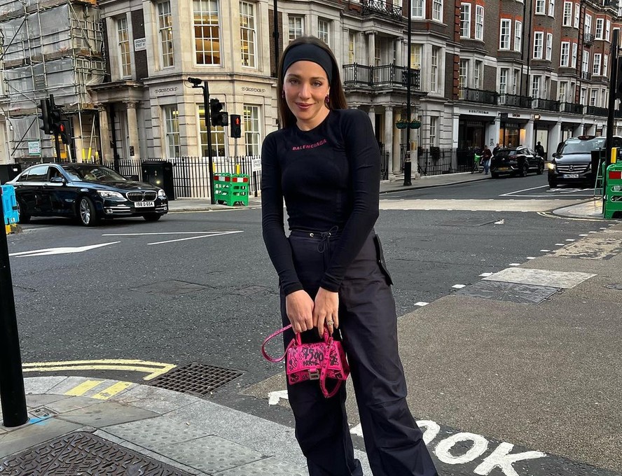 Luma Costa exibe looks eleitos para passear pelas ruas de Londres