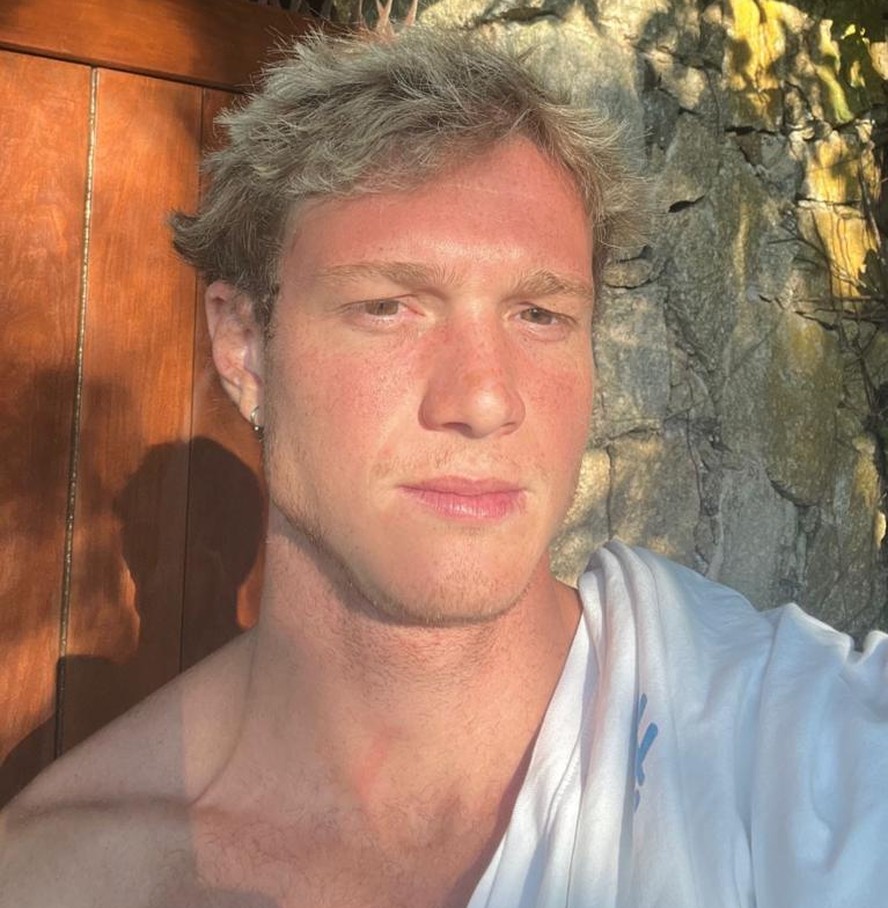 Pedro Novaes posta nova selfie e mostra que está cada dia mais parecido com o pai