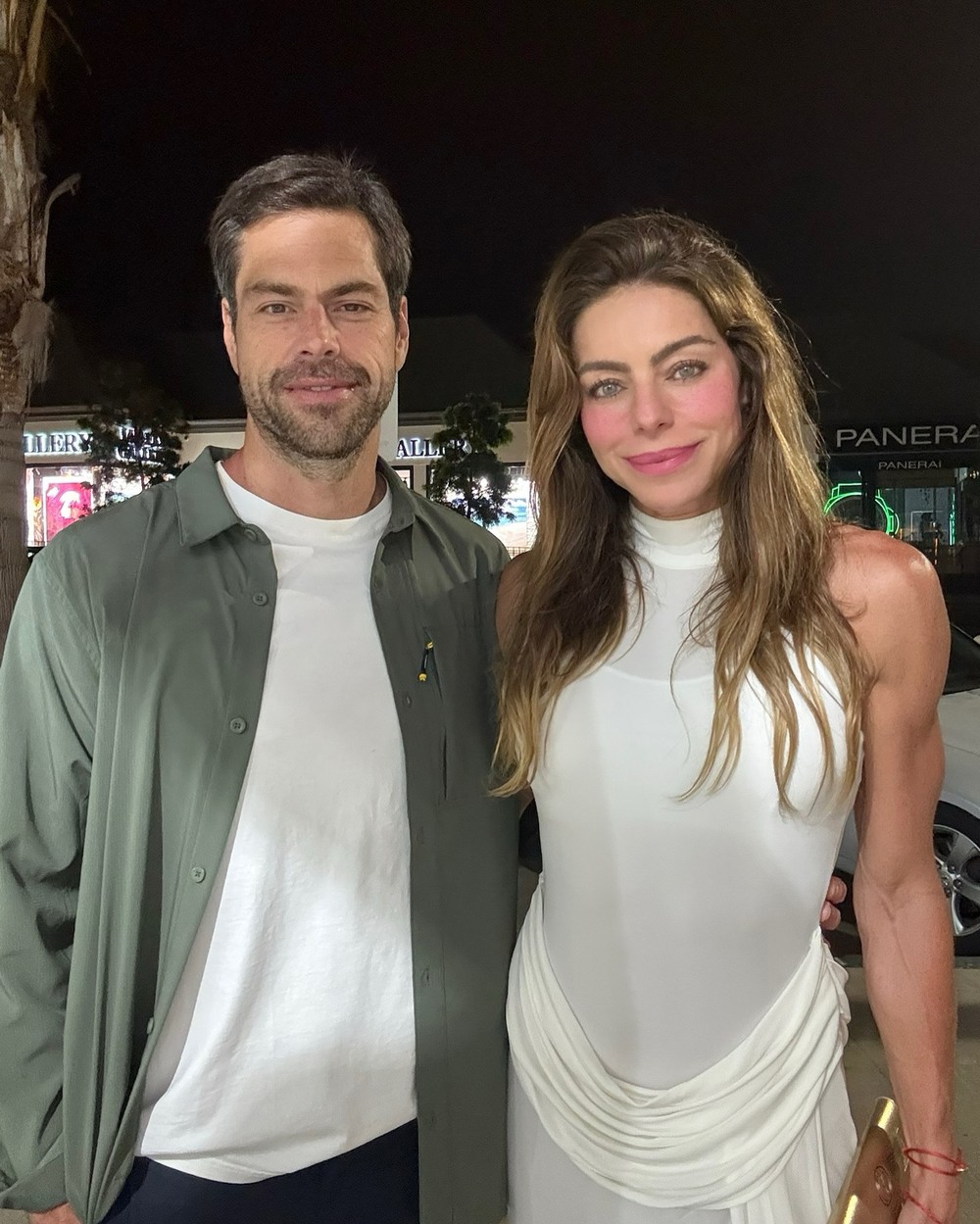 Daniella Cicarelli deixa perna à mostra ao posar de vestido longo