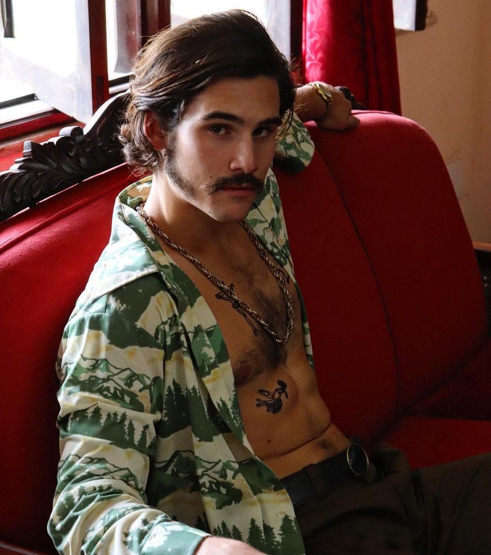 Nicolas Prattes para a web com clique estonteante