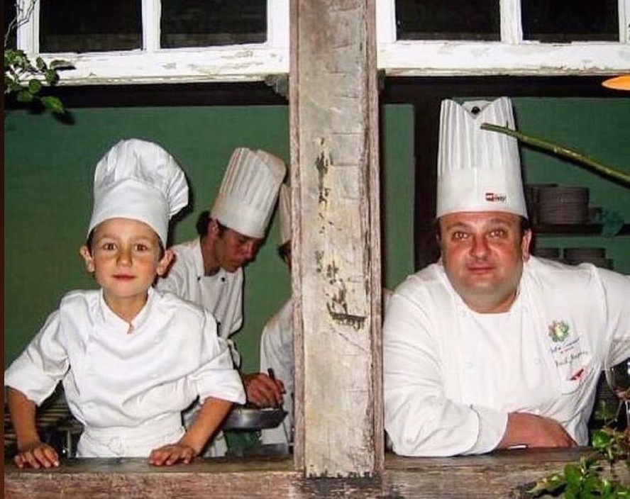 Filho de Erick Jacquin recria foto de infância com o pai