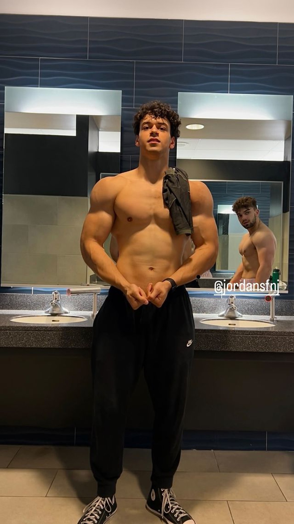 Victor Alexandre exibe resultado de treinos intensos em foto na web